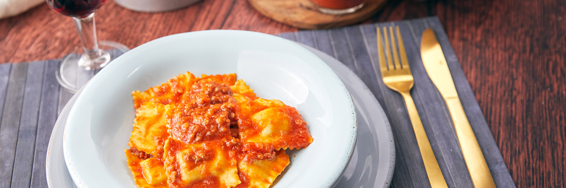 Ravioli funghi e provolone con ragù di salsiccia | Non Solo Buono